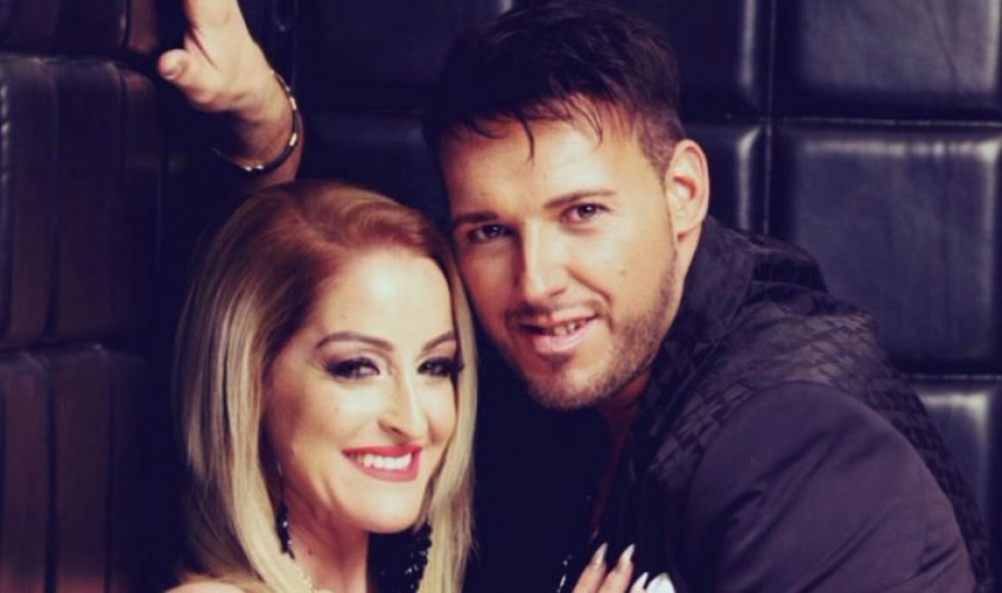 Nincs egy szál haja sem! A magyar énekes drasztikus stílusváltáson ...